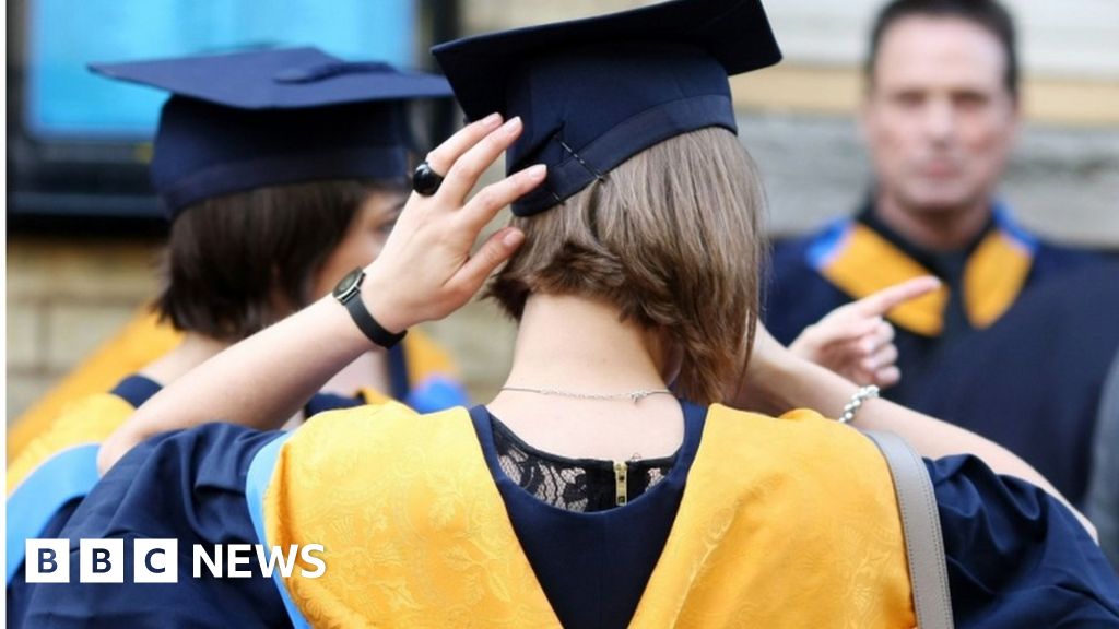 Brexit: UK in Erasmus student scheme until at least 2020