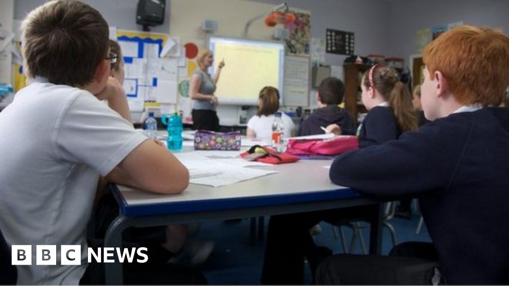 Falkirk Council urged to do more to achieve £46m cuts - BBC News