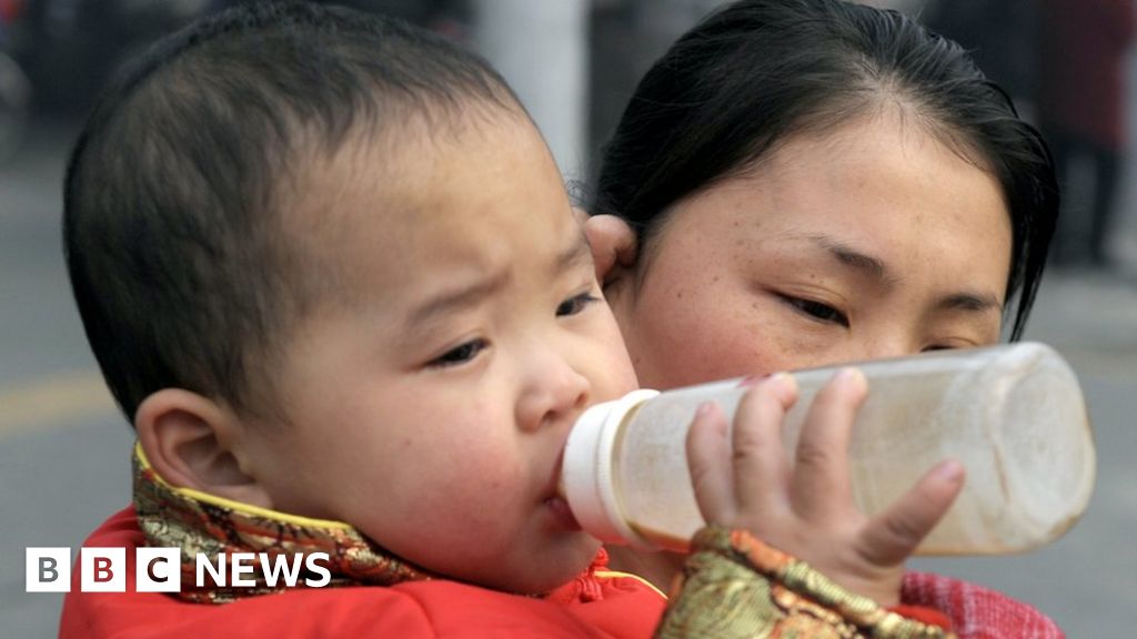 China school milk: Social media users up in arms over 'hush-up' - BBC News