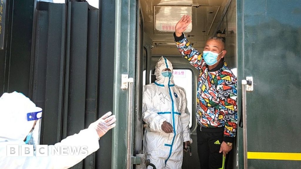 Stranded tourists begin leaving locked down Chinese city - BBC News