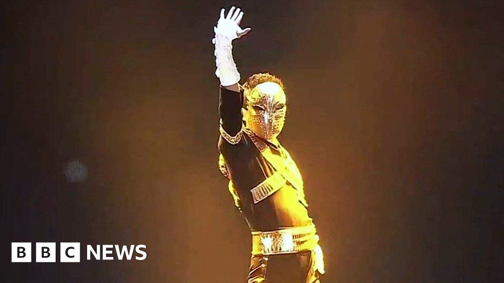 China's richest man does Michael Jackson dance routine