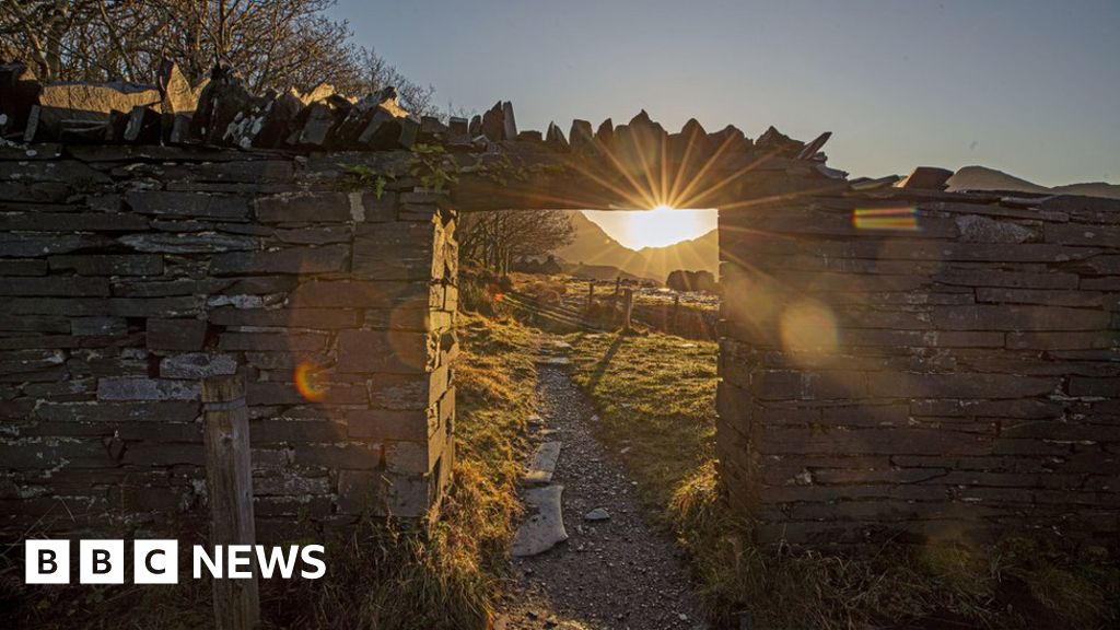 Gwynedd slate mine seeks young workers as demand rockets - BBC News