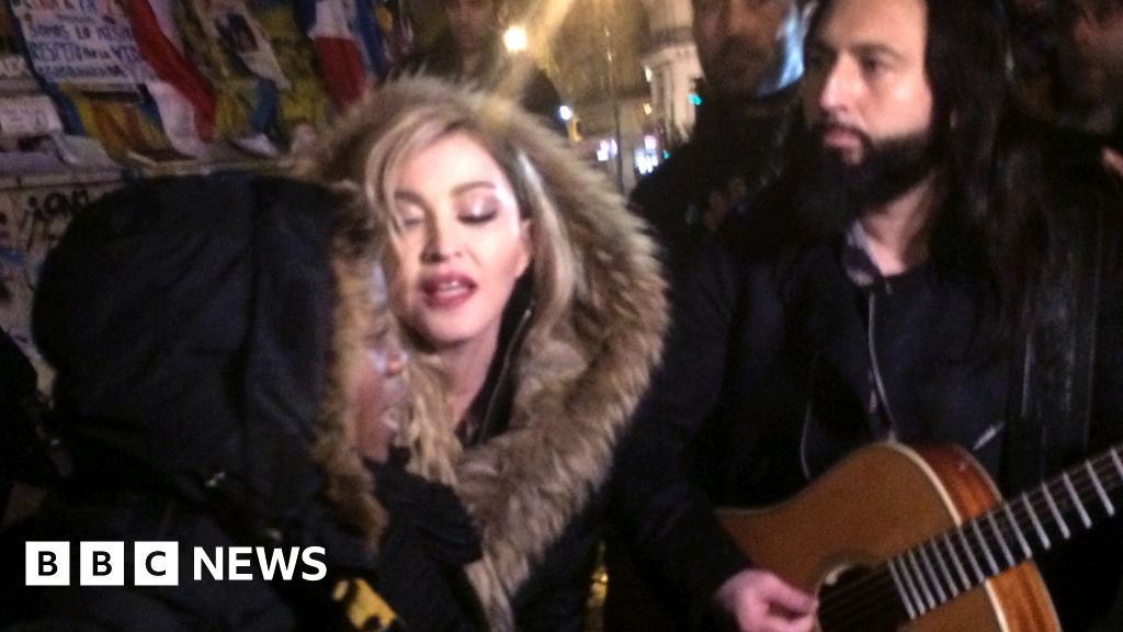 Madonna performs impromptu Paris gig - BBC News
