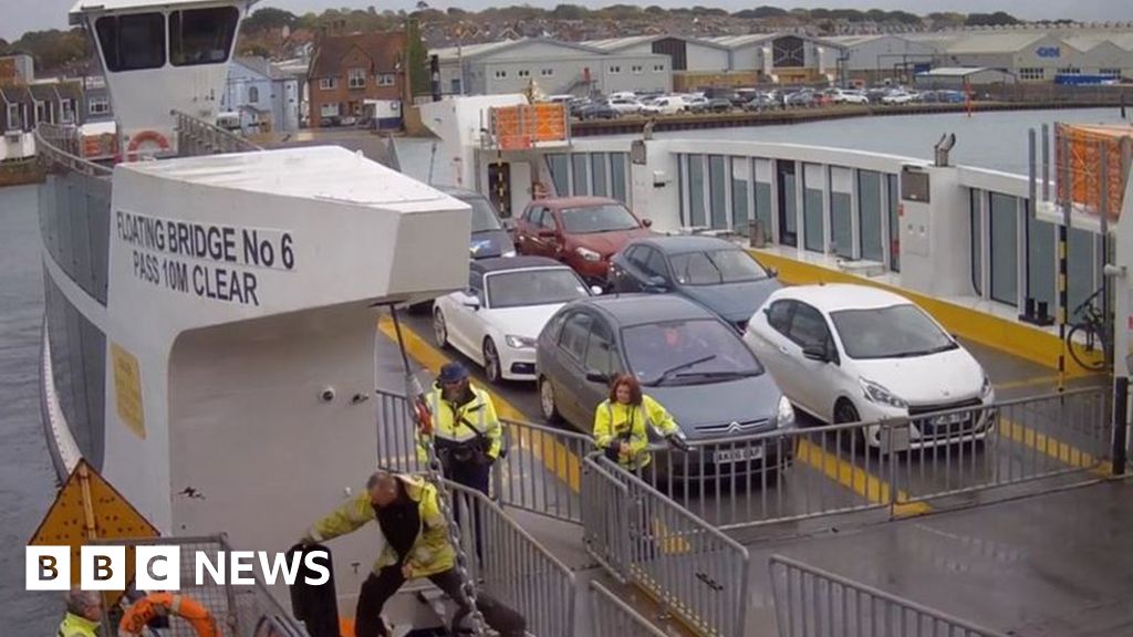 Call to replace 'disaster' Cowes chain ferry - BBC News