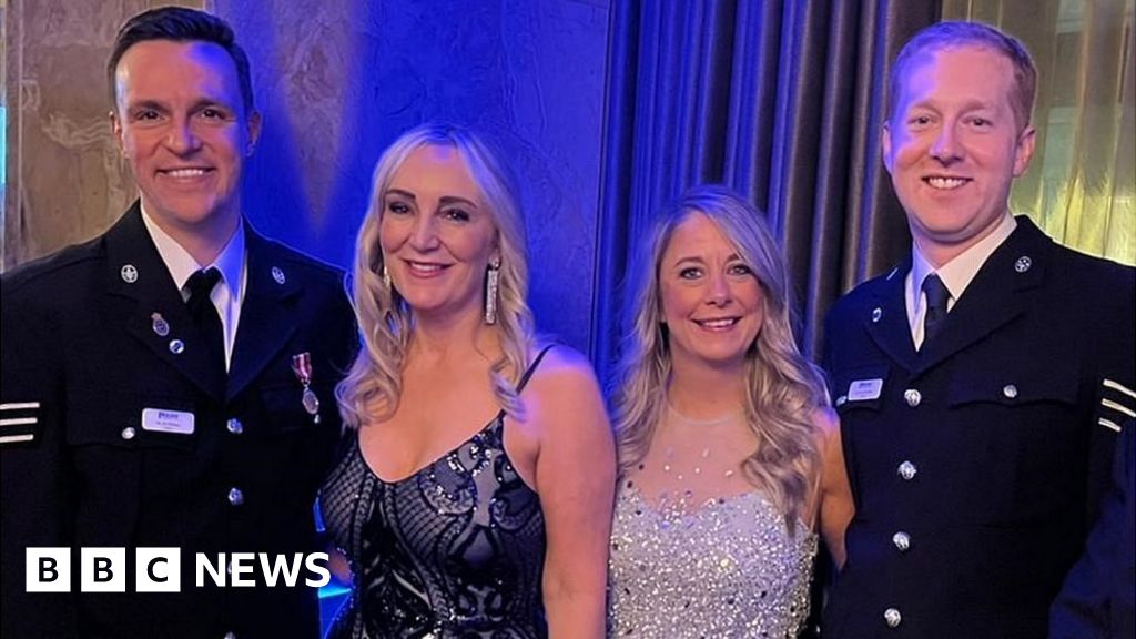 Warrington police sergeants honoured for woman's river rescue - BBC News