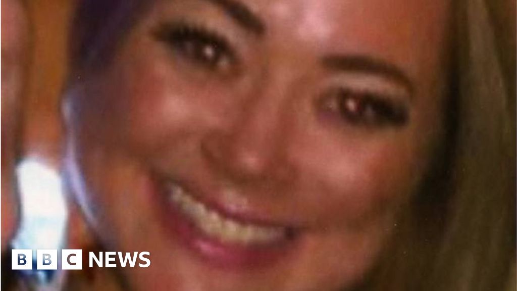 Woman 'murdered' in Widnes street row intervention - BBC News