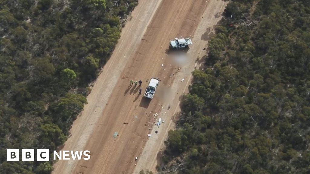 Australia outback crash kills two, driver dies separately - BBC News