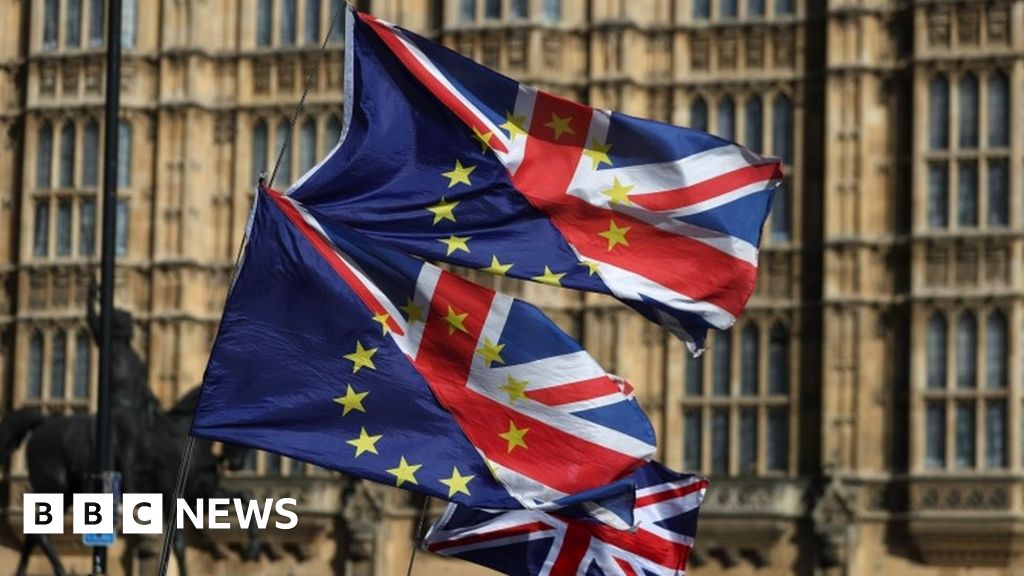 Tory leadership candidates clash over Brexit strategies - BBC News