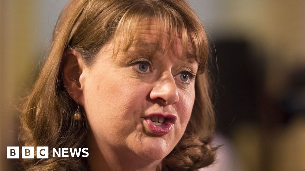 Twitter: Plaid Cymru leader Leanne Wood suffered 'vile' abuse - BBC News