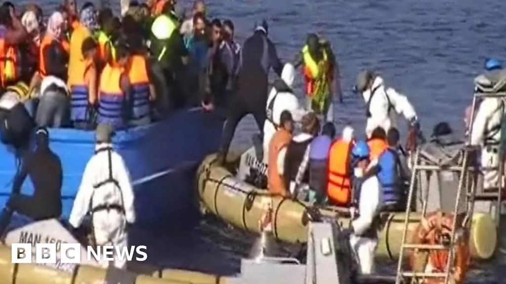 Europe migrant crisis: Dozens die in hold of Libya boat - BBC News