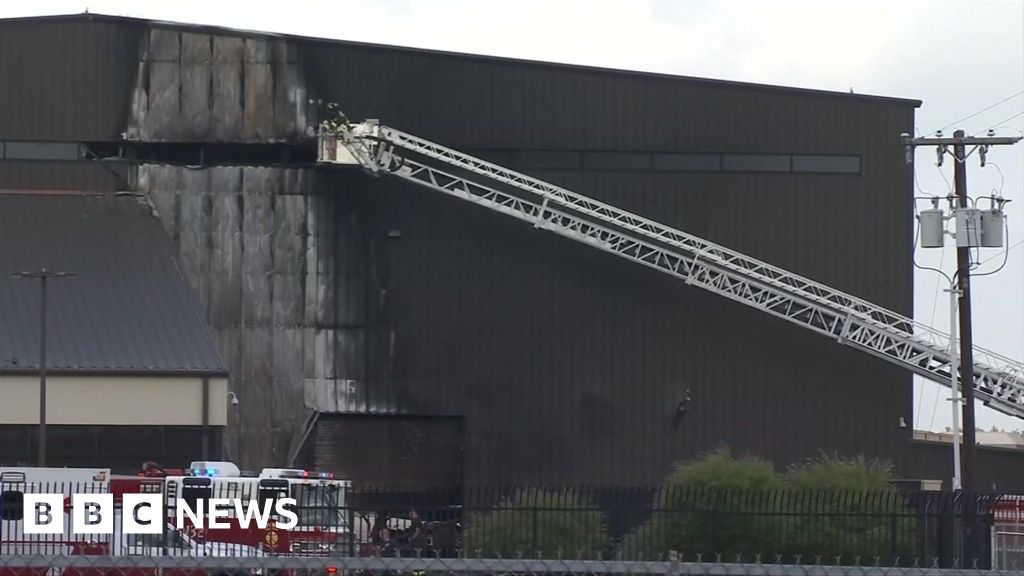Texas plane crash: 10 killed after 'aircraft veers into hangar' - BBC News