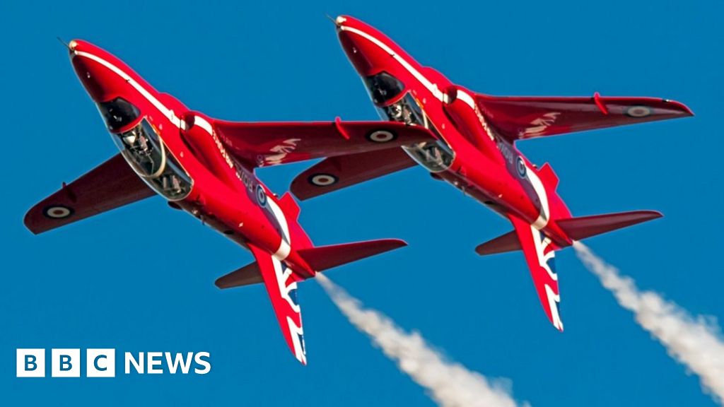 Red Arrows runway photographers 'risking lives' - BBC News