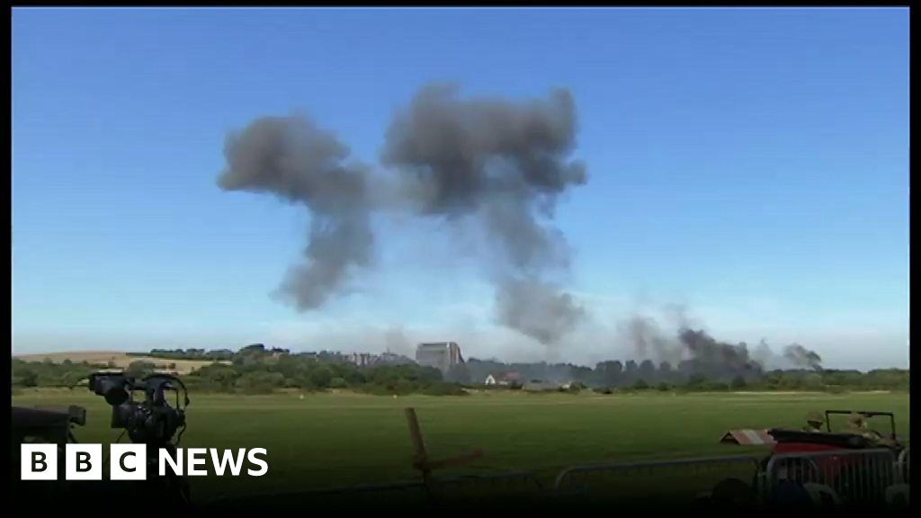 Compensation for two air crash families - BBC News