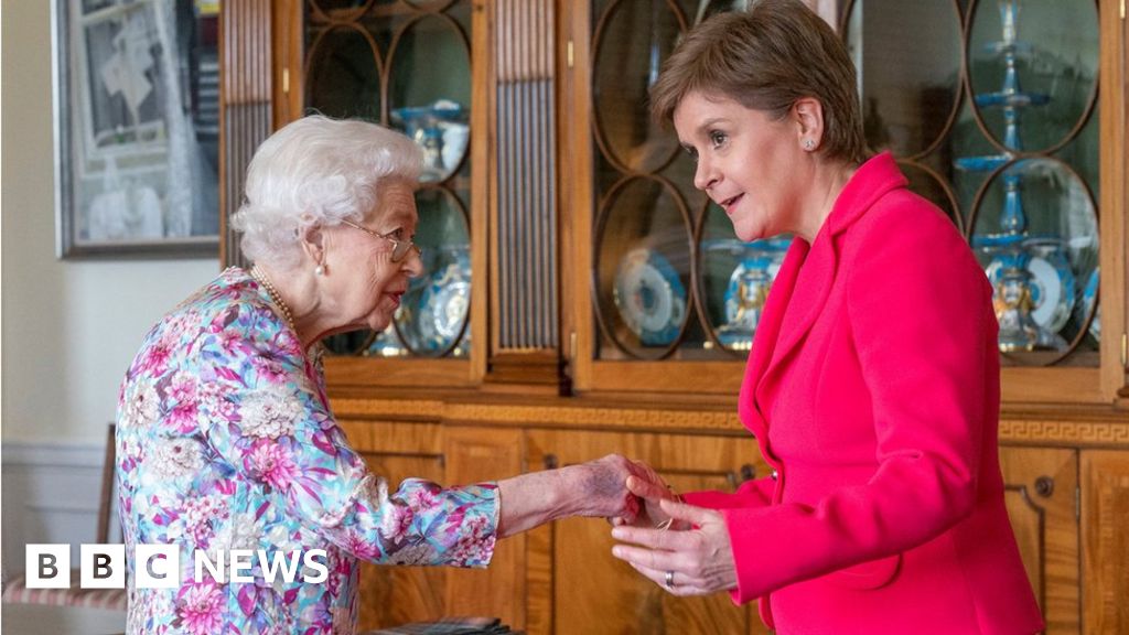 First Minister Nicola Sturgeon leads Scottish tributes to Queen - BBC News