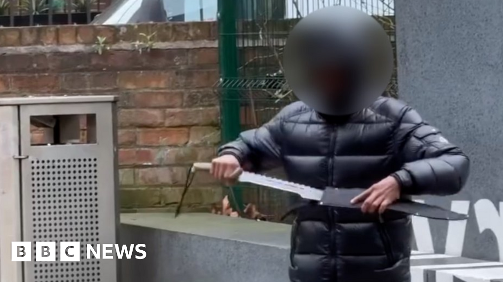 Nottingham: Further arrests over city centre knife confrontation - BBC News