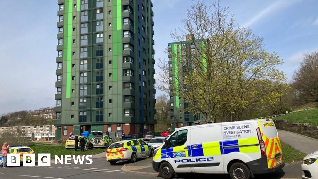 Sheffield shooting: Murder probe as man found with wounds dies - BBC News
