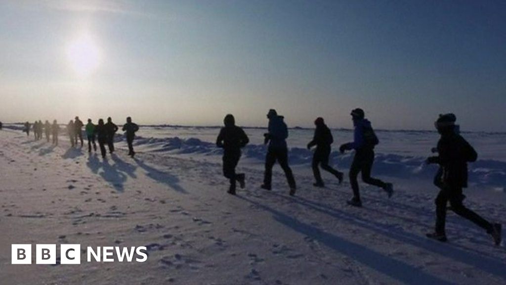 Runners compete in -30C conditions at the North Pole Marathon - BBC News