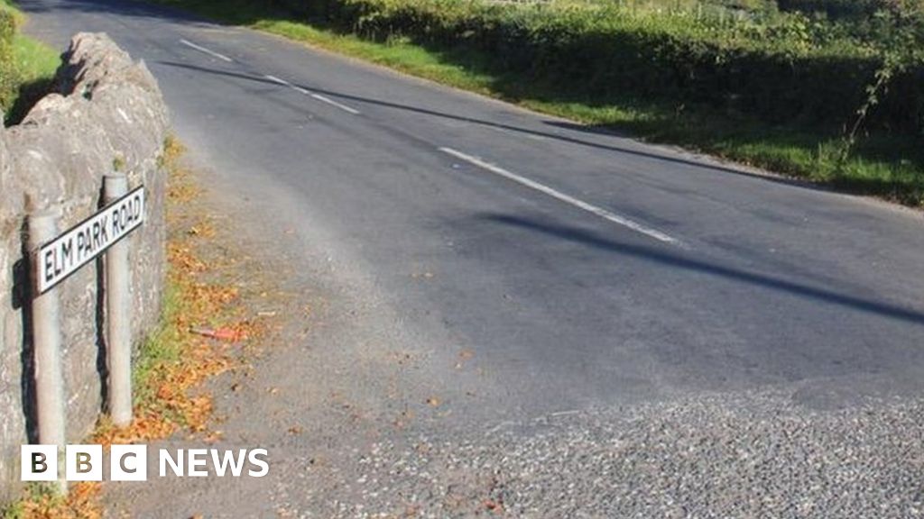 Killylea: 'Crude' bomb found outside house - BBC News