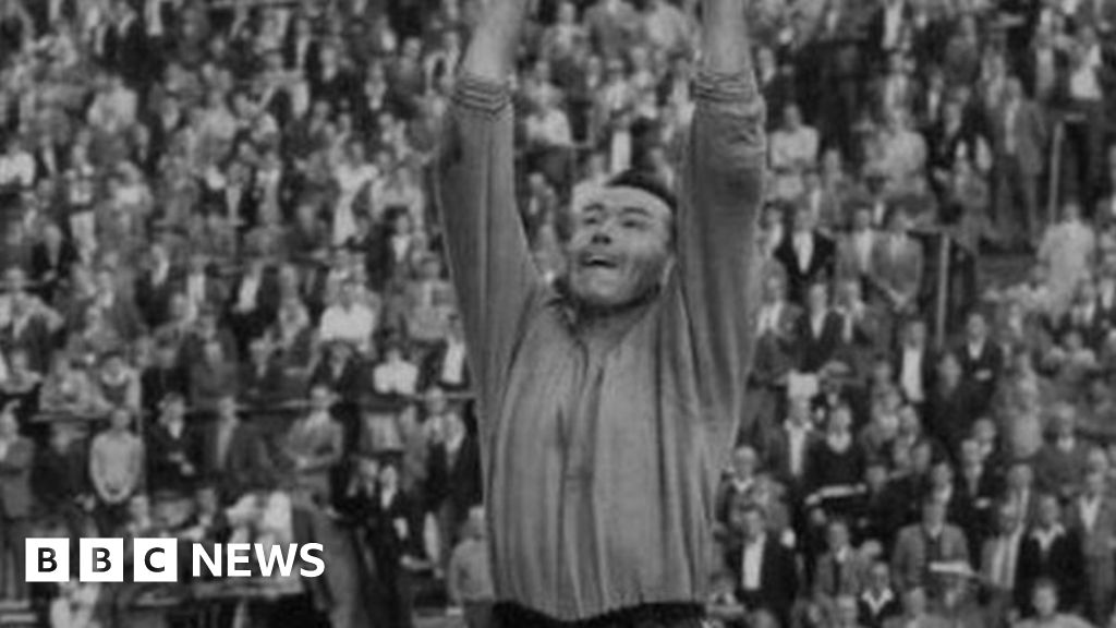 Ex-Norwich goalkeeper Sandy Kennon dies aged 81 - BBC News