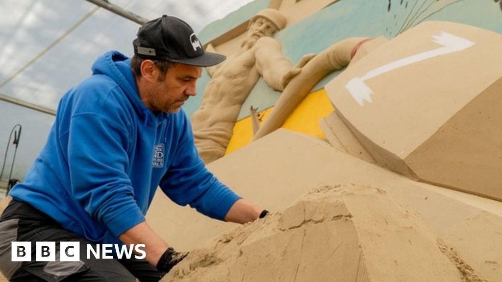 Ukrainian war: Peace message carved in sand in Weymouth - BBC News