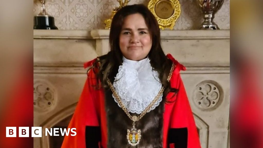 Northampton's first female Bangladeshi mayor 'to inspire' others - BBC News