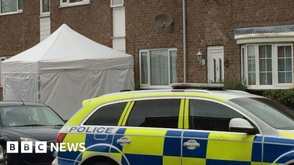 St Neots shooting: Man shot by police 'goaded' officers - BBC News
