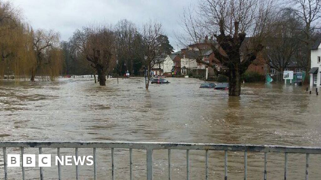 Flood defence put to test near Guildford River Wey - BBC News