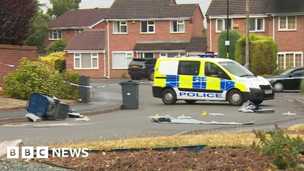 Murder probe after man dies in fight in Sutton Coldfield - BBC News