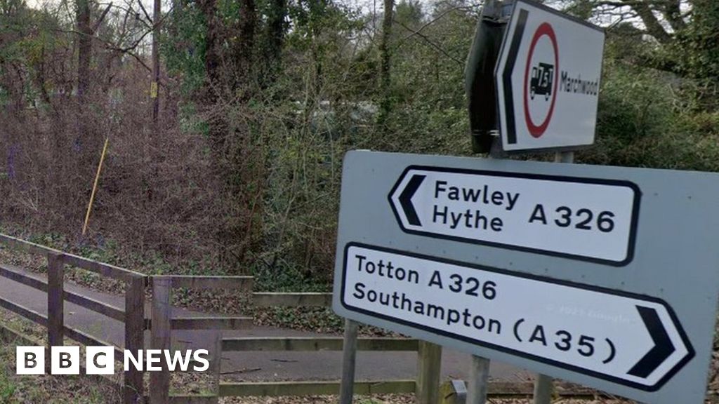 Two motorcyclists killed in A326 Totton van crash - BBC News