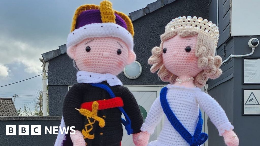 Coronation knitted postbox toppers appear across Cornwall - BBC News