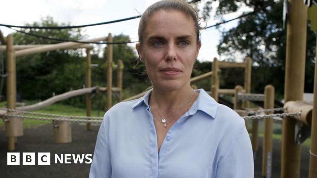 Ofsted: Head who denied school entry demands change - BBC News