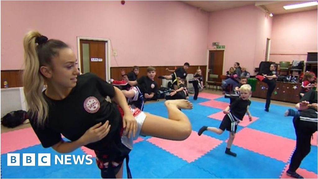 Kickboxing world title 'rollercoaster of emotions' - BBC News