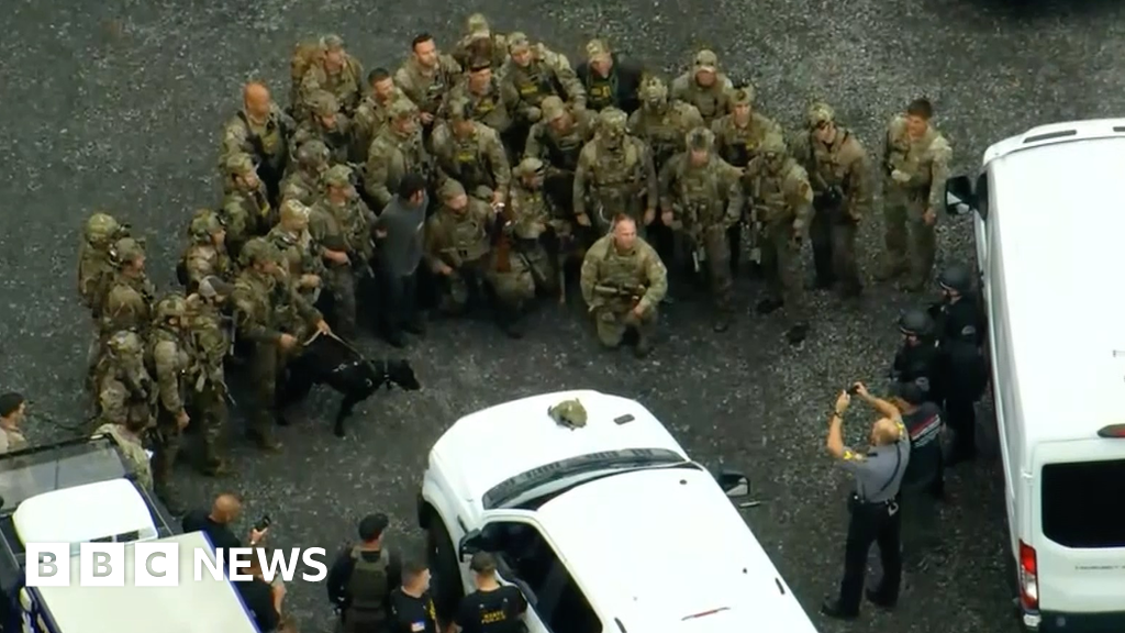 Watch police pose for photo after dramatic arrest