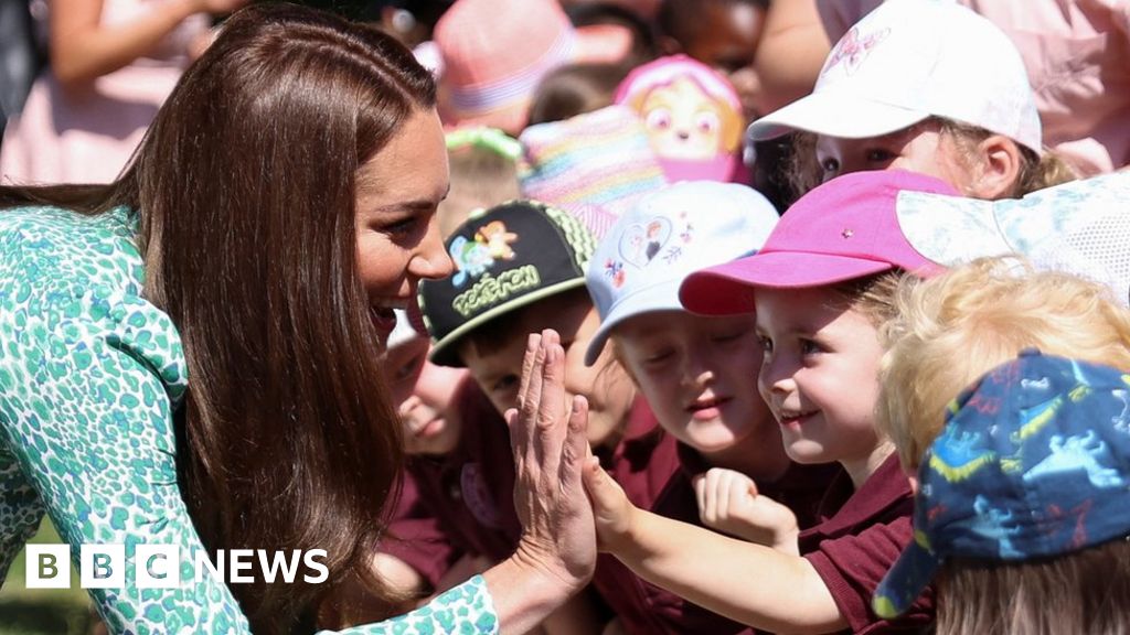 Kate meets Nuneaton NHS staff studying distress in babies