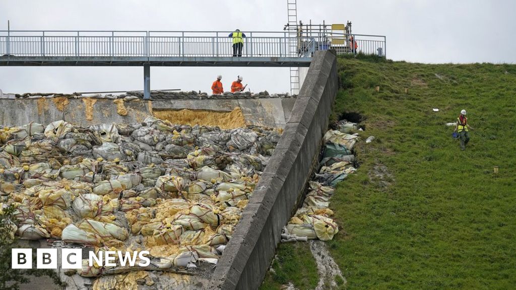 Whaley Bridge dam: Repairs 'may take three years' - BBC News
