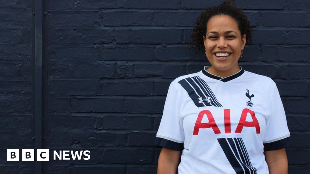 Photographing football's female fans - BBC News