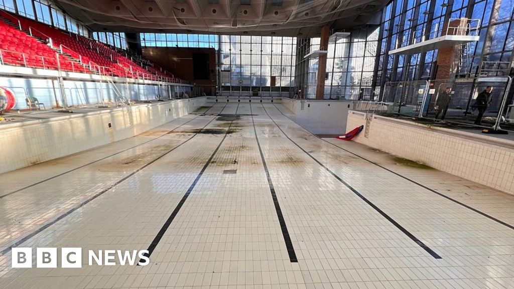 Coventry's mothballed swimming pool costing £400k a year - BBC News