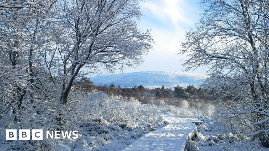 Snow sweeps through Scotland after big freeze - BBC News