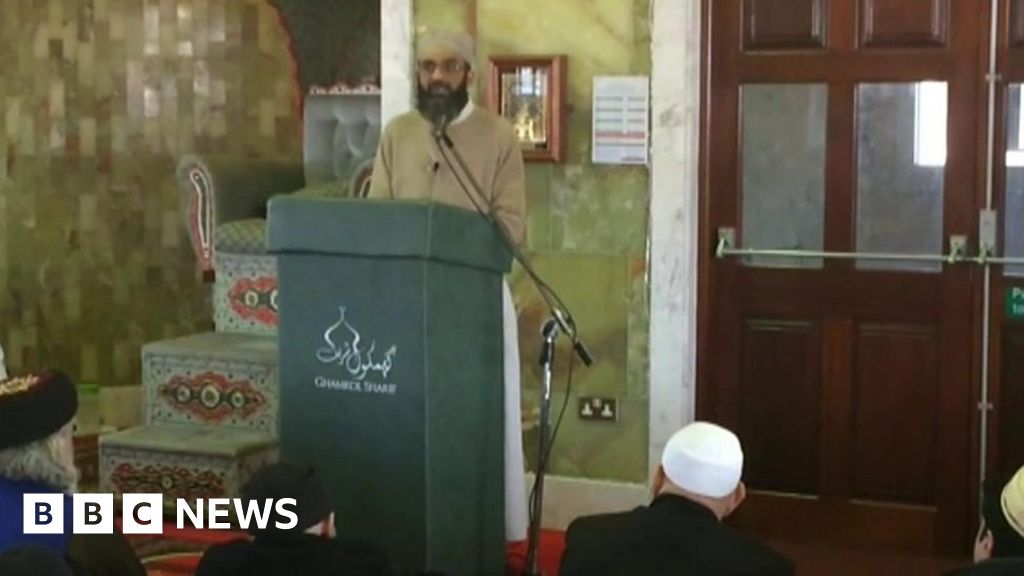 Imam in Birmingham preaches against extremism at Friday prayers - BBC News