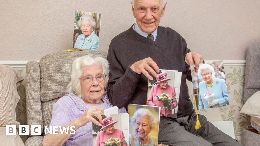 Queen Elizabeth II: Couple's five wedding anniversary cards from ...