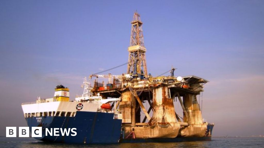 Transocean Winner's transport Hawk arrives off Scotland - BBC News