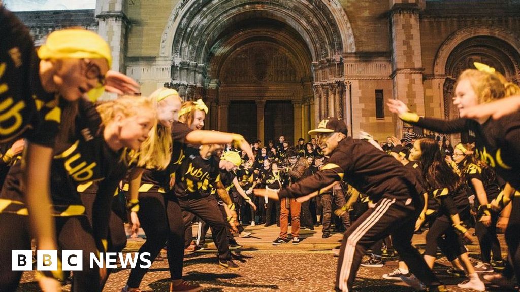 Culture Night in Belfast: Tens of thousands attend arts events - BBC News