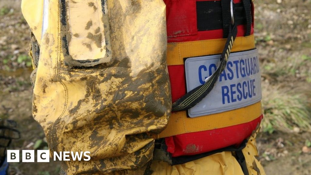River Blyth: Three girls trapped in mud rescued - BBC News