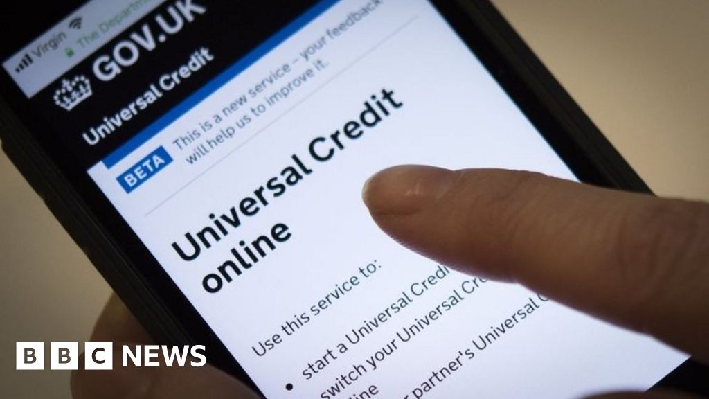 Universal credit: Claimants 'to get more time to switch'
