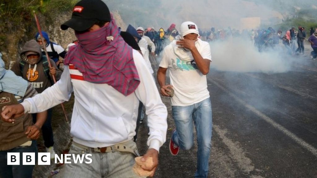 Mexico riot police clash with protesting students in Guerrero - BBC News