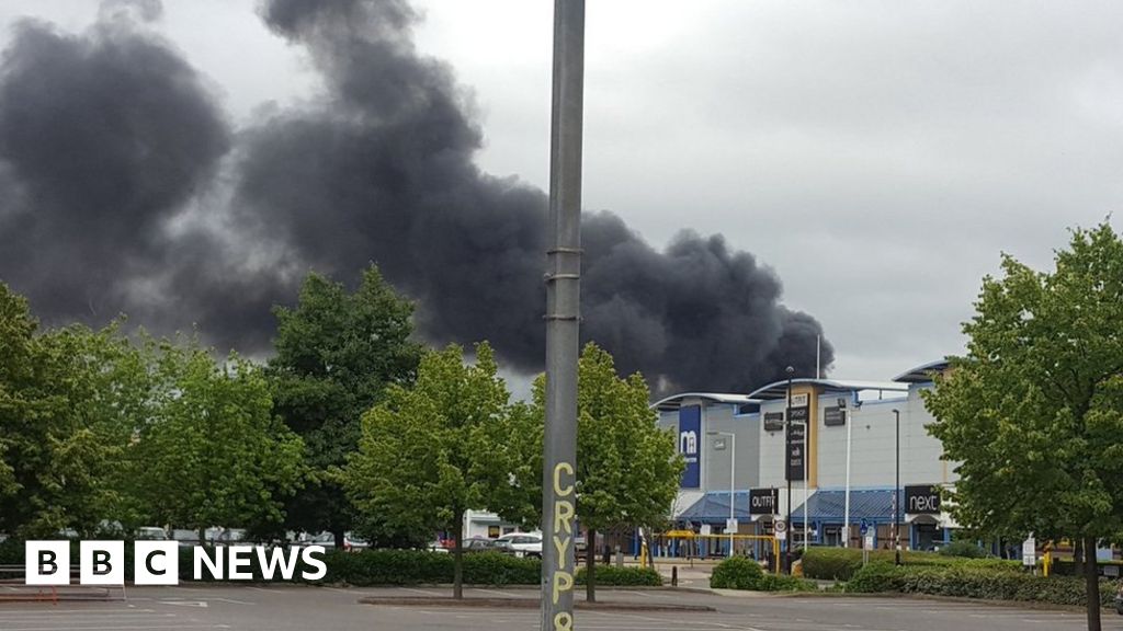 Fire at storage yard destroys 40 cars in Croydon - BBC News