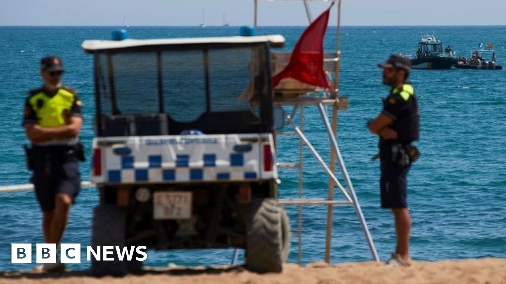 Barcelona's popular beach evacuated over bomb - BBC News