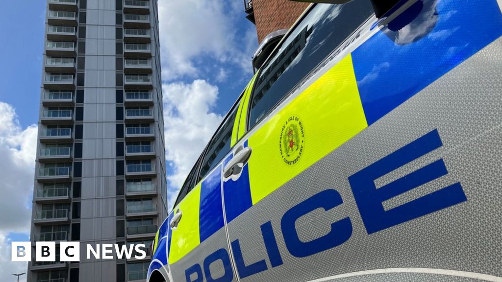 Southampton: Man dies after apartment block balcony fall - BBC News