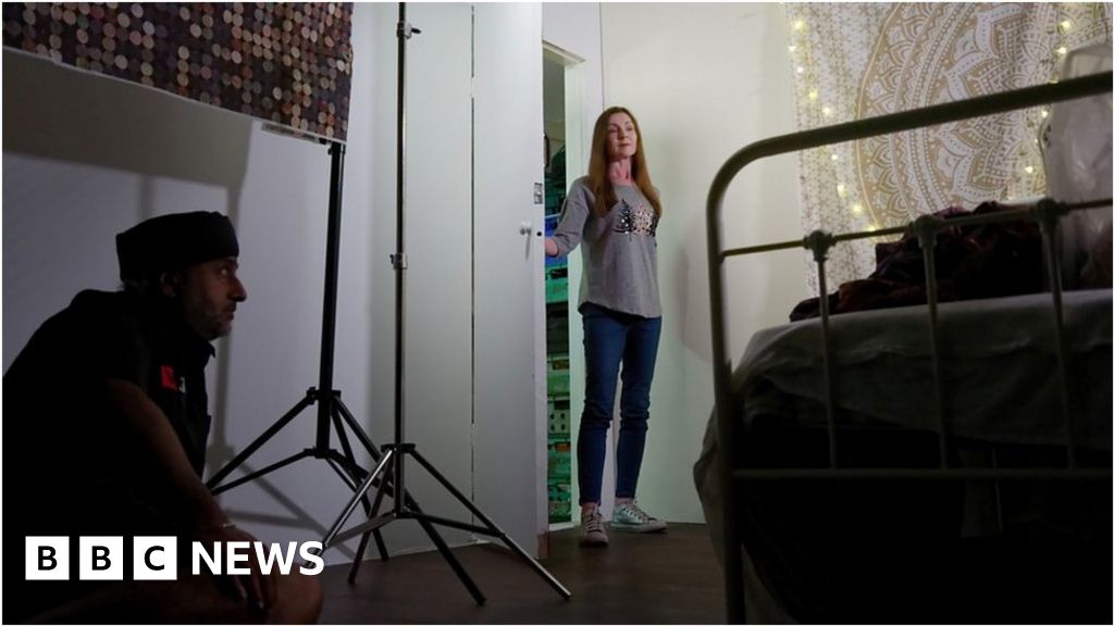 Horror movie actress shows off her best scream - BBC News