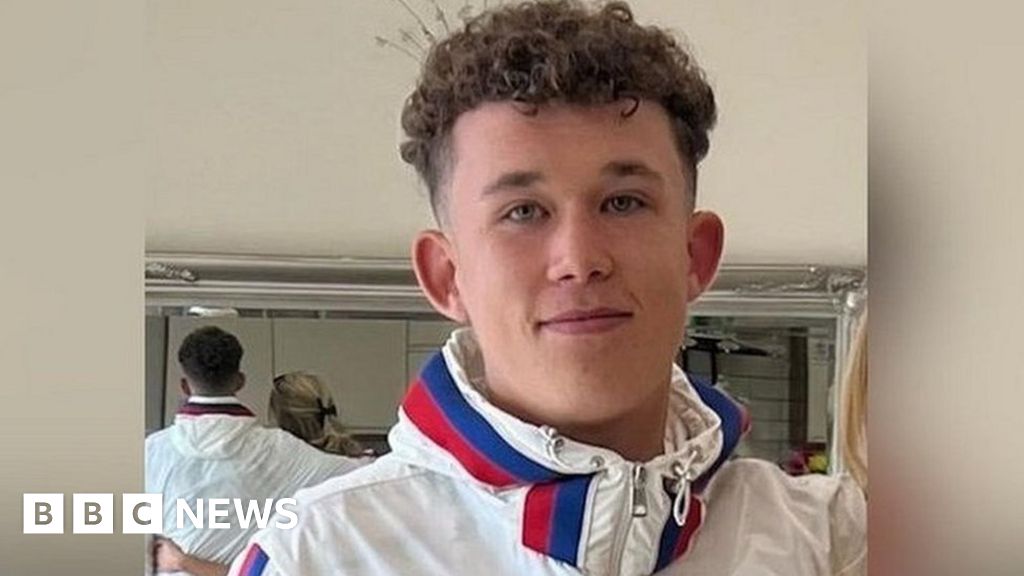 Grays murder inquiry: Man denies killing Ashton Rowbotham - BBC News